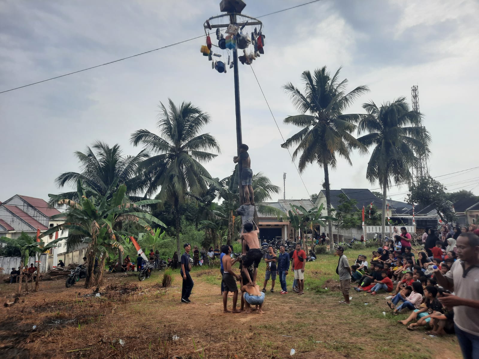 Lomba Panjat Pinang Di RT.31 Serta Sejarah Perlombaan Panjat Pinang Di ...