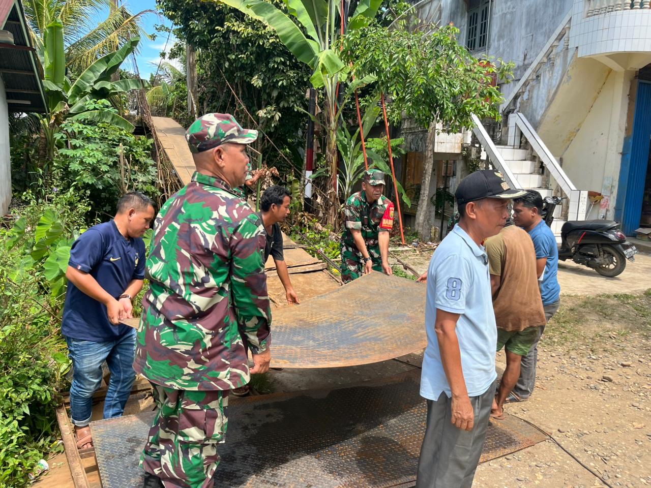 Jembatan Rusak, TNI dan Warga Bersatu, Perbaiki Jembatan Gantung di ...