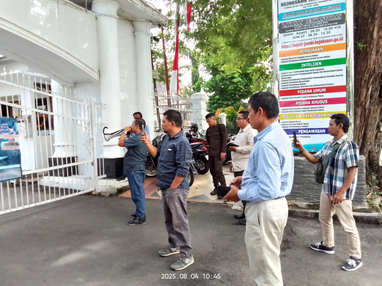 Aksi Berlanjut! AMUK Ingatkan Kejati: Jangan Tutup Mata - Jurnal 1 Jambi