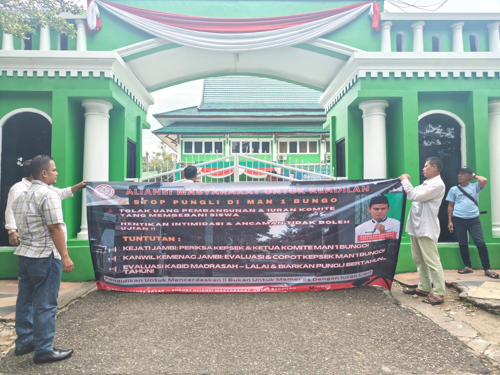 MAN 1 Bungo: Ketika Seragam Putih Abu-abu Harus Bayar 'Upeti' - Jurnal ...