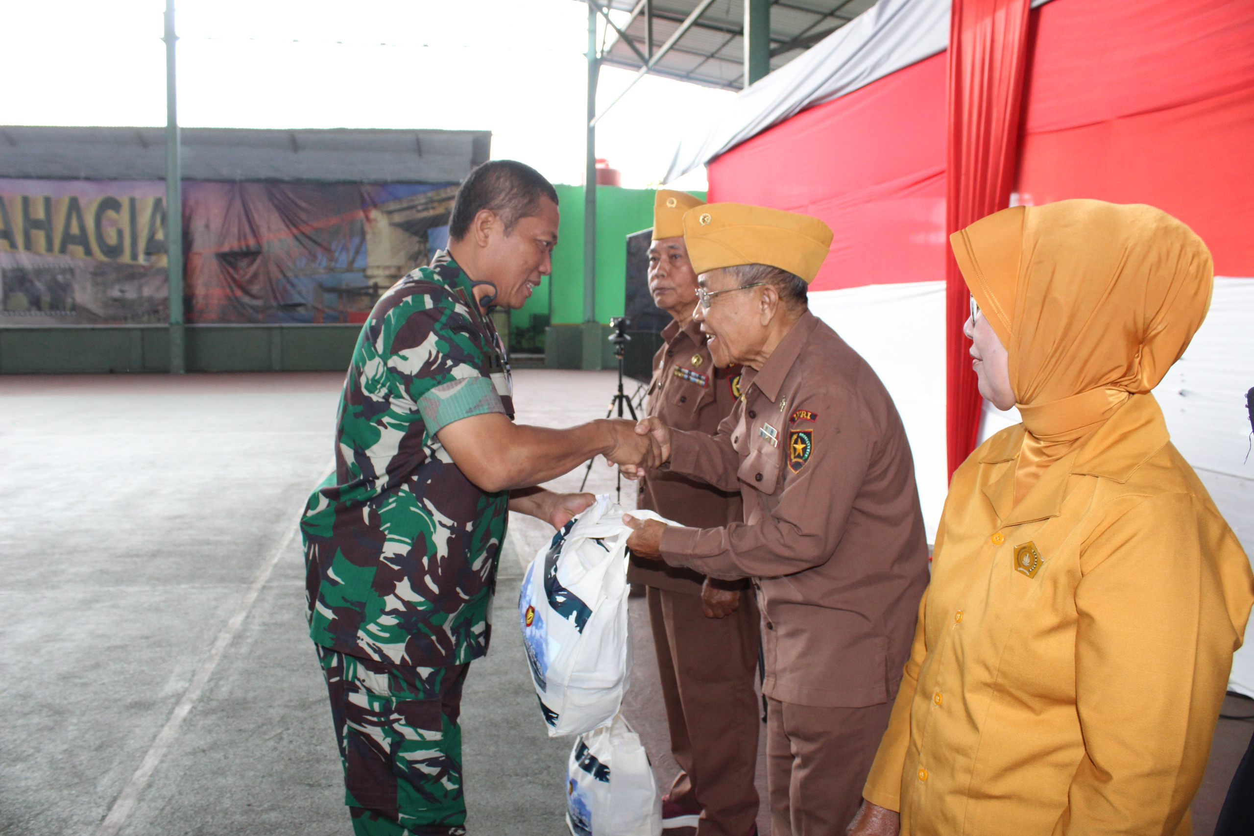 Semarak HUT TNI ke-80, Korem 042/Gapu Gelar Bakti Kesehatan di Lapangan ...